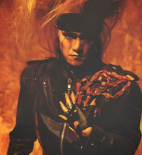 ToshIの父親は公務員で母親は？兄弟との確執や実家についても( X JAPAN） - M-media